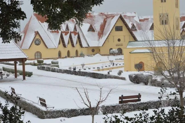 Sous le Charme de l’Hiver Ifrane Rayonne Sous un Nouveau Manteau Blanc ...